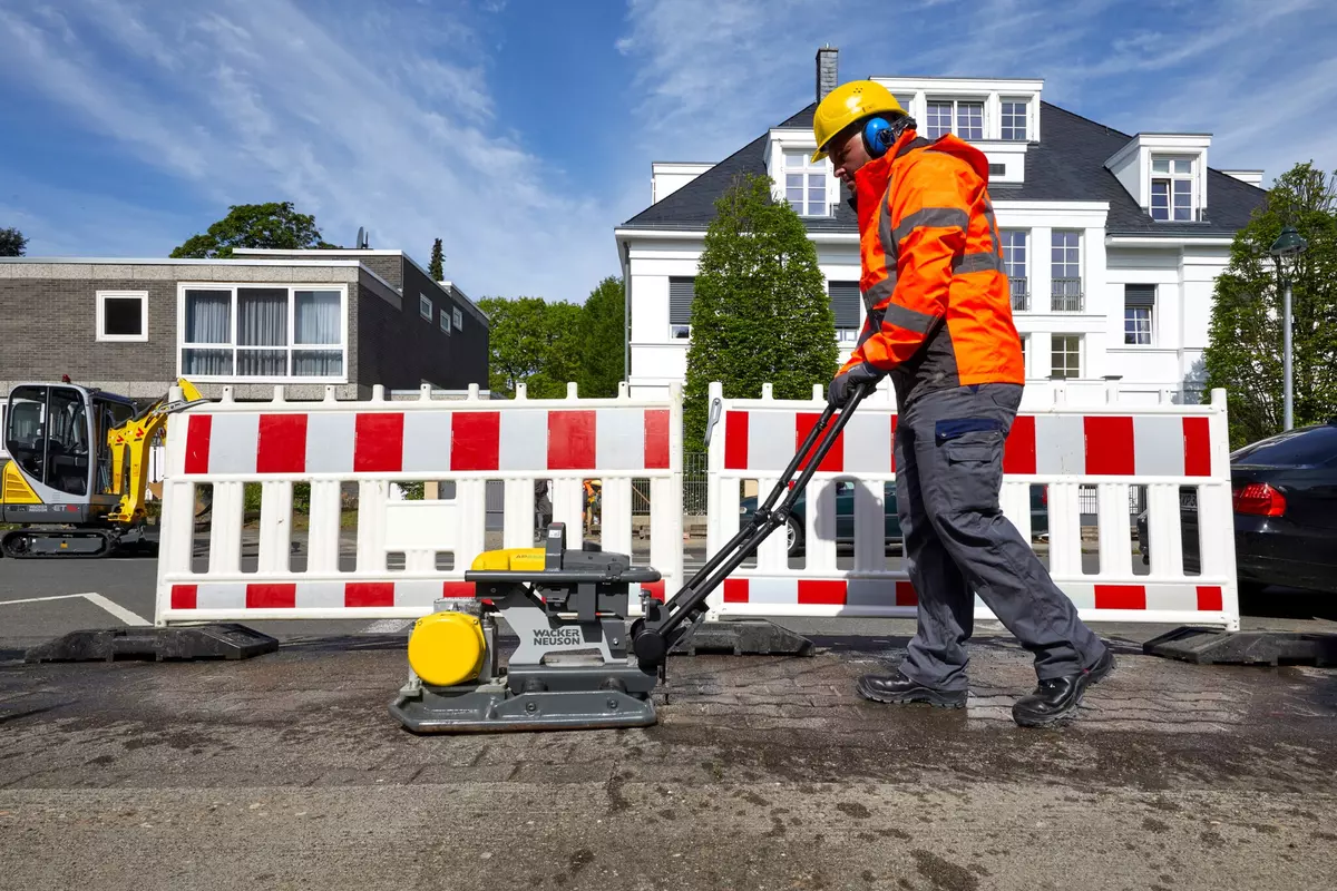 AP battery-powered vibratory plate series | Wacker Neuson