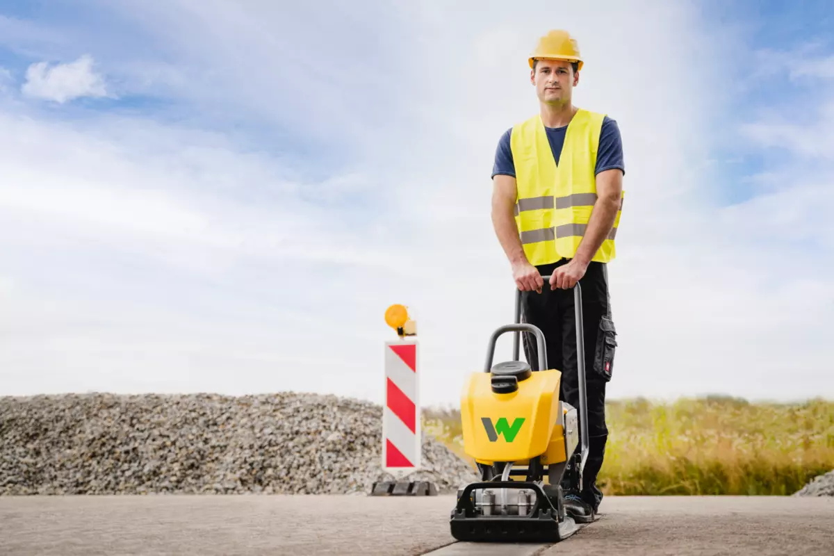 APS battery-powered, single direction vibratory plate | Wacker Neuson